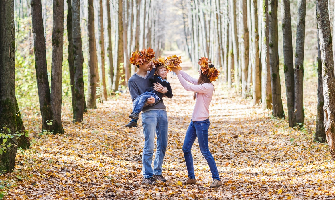 Herfstwandeling-familie-bos-1 | Belvilla Blog